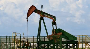 Crollo del mercato petrolifero: cosa sta spingendo i prezzi verso il ...