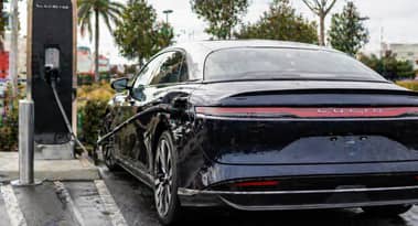 Lucid-aktien stiger efter avslöjat Uber-ägande, men riskerna kvarstår